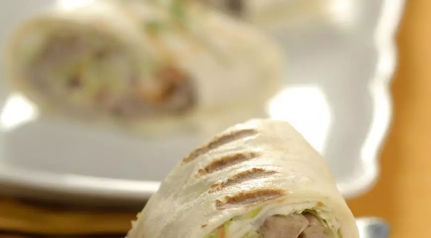 Tortilla avec sauce de boeuf et de gomme