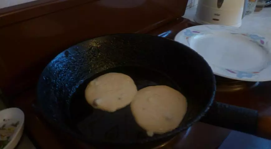 Hazırlığa qədər Kəskin Kottec pendiri və yerkökü pancake qızardın