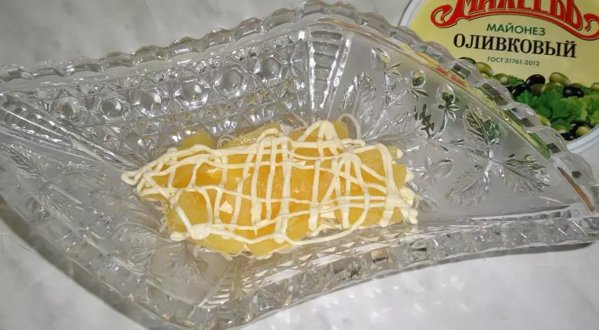 Następna warstwa sałatka - puszki ananasy