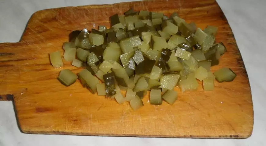 Cut a small cucumber pickled cucumber