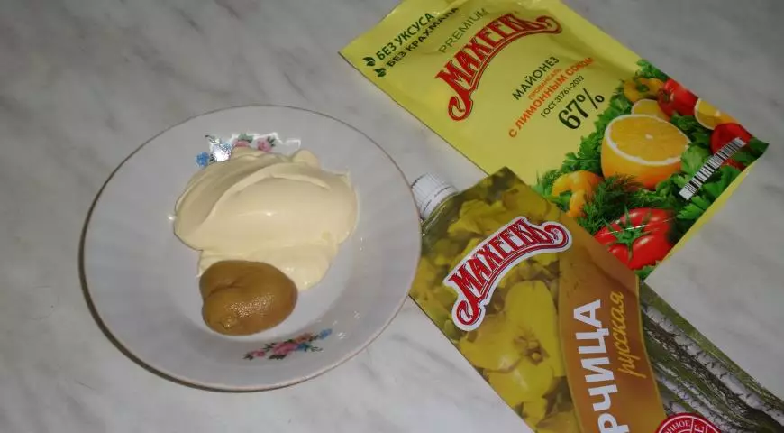 Għal riforniment tal-insalata, nieħdu mayonnaise u mustarda
