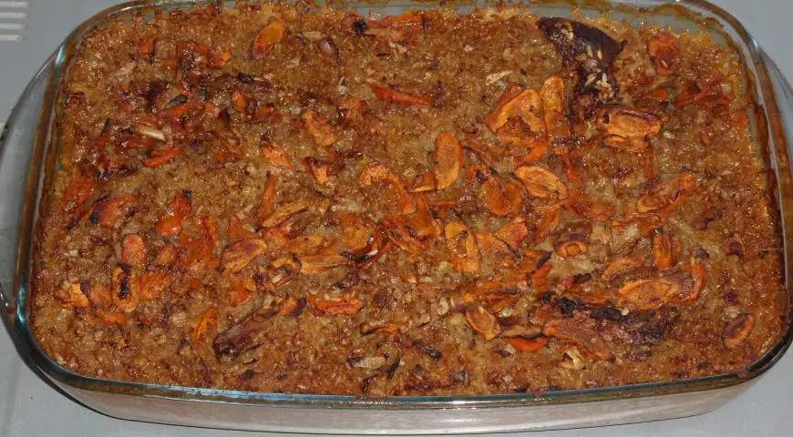 Hornear arroz con conejo y verduras hasta la preparación.