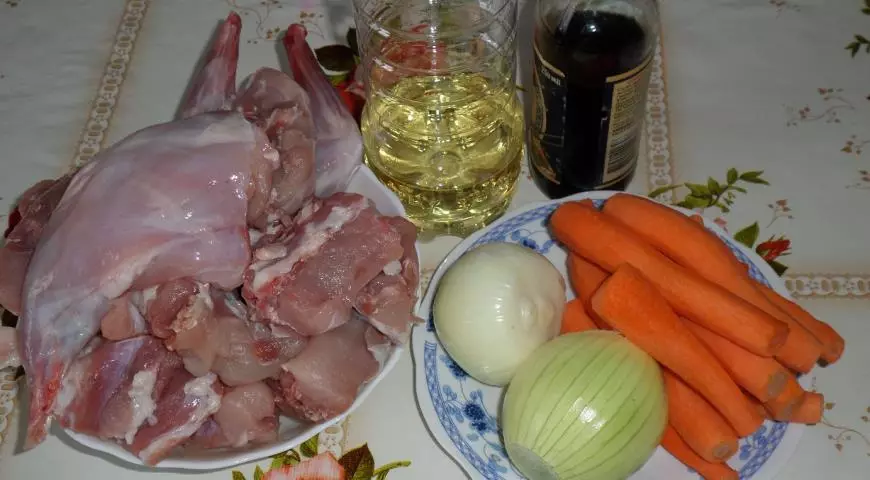 Připravte všechny potřebné ingredience pro přípravu rýže s králíkem a zeleninou
