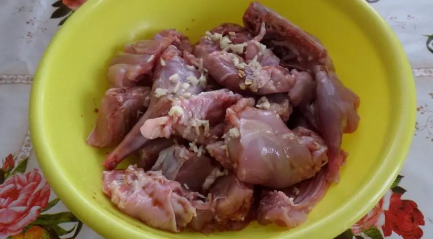 Kelinci laut dalam kecap dengan penambahan bawang putih