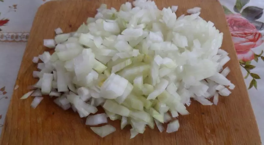 Schneiden Sie Reiszwiebeln mit Kaninchen und Gemüse