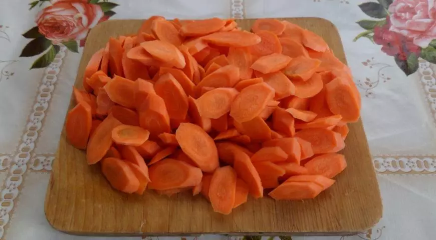 Schneiden Sie Karotten für Reis mit Kaninchen und Gemüse