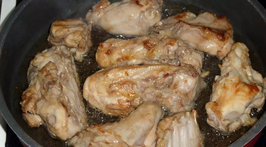 Fry marinated meat on vegetable oil.