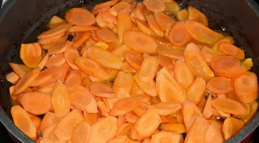 Goreng wortel pada minyak nabati