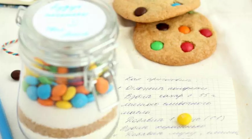 Përzierni përbërësit, vendosni në një fletë pjekjeje dhe piqni deri sa të gatshëm, dekoruar cookies karamele