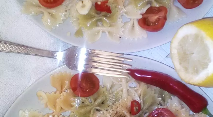 Photo Cooking Recipe: Farfall Integral kun ĉerizaj tomatoj kaj viola bazilio, Paŝo N-ro 4