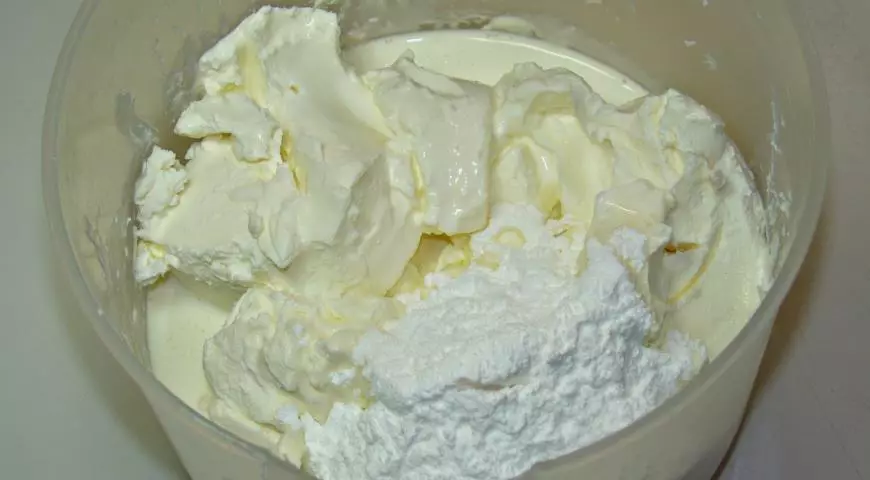 Whip cream cheese na may cream at powdered sugar.