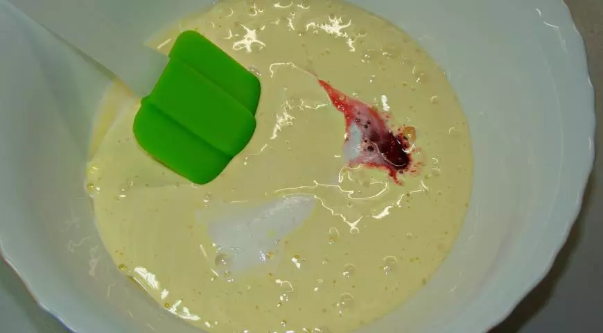 Ajouter la purée de framboise aux jaunes fouettées avec du sucre