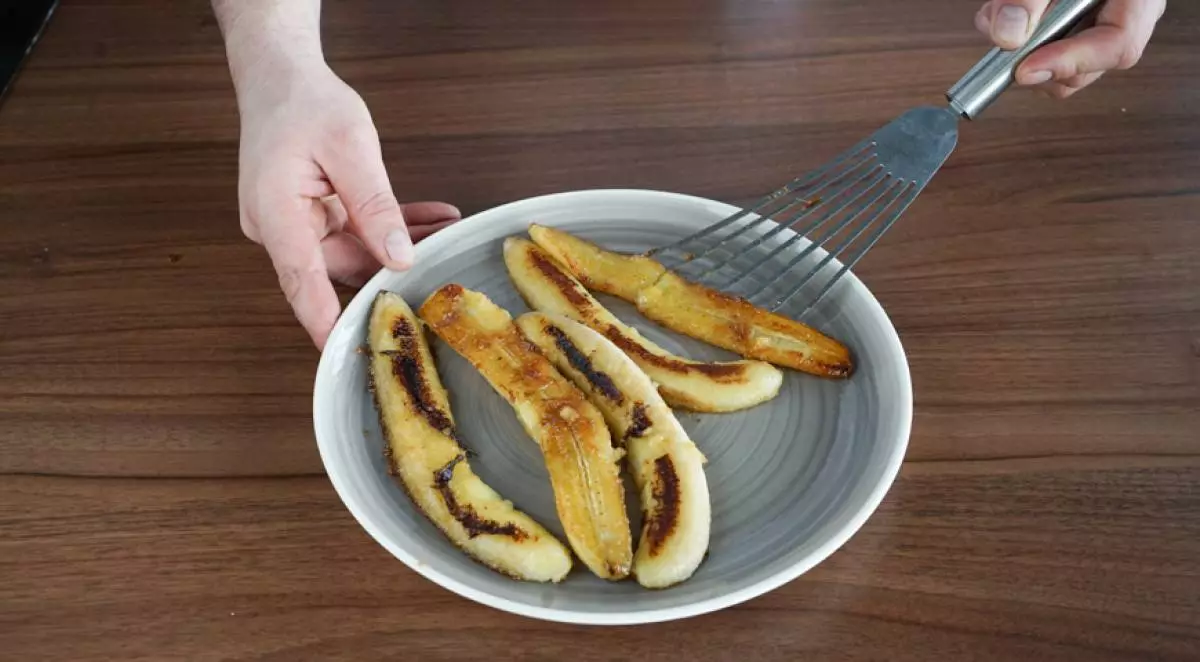 カラメルソースの揚げバナナ、バナナを皿の上に置く