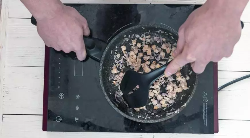 Foto de la preparació de la recepta: Risotto amb fondue de pera i formatge, pas número 2