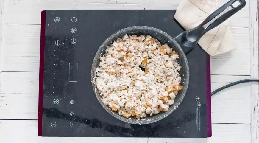 Stock Foto Cooking recipe: risotto with pear and cheese fondue, step №4