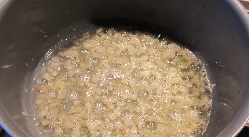 Smażyć cebule na mieszaninie warzyw i masła