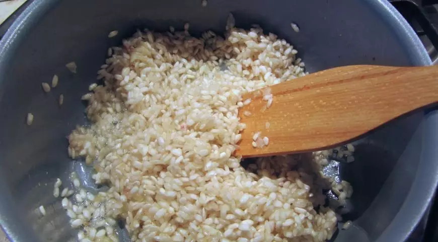 Dodaj ryż i smażyć do przezroczystości