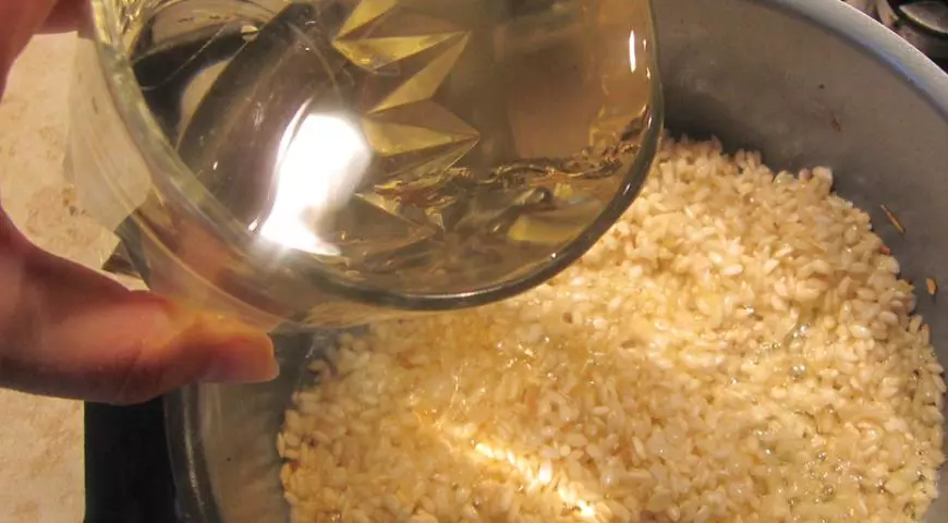 Dodać wino ryżu, odparować, a następnie stopniowo dodaj bulion