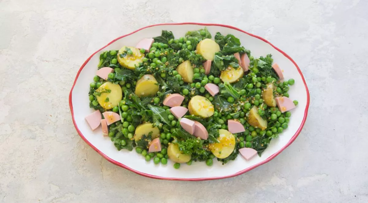 Foto Memasak Resipi: Salad dengan Sosej Rebus, Kentang dan Salad Keyl dengan Kambing Kambing, Langkah Nombor 4