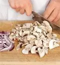 |免版稅照片烹飪食譜：烤雞用蘑菇，洋蔥和迷迭香，步驟第一