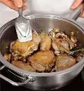 स्टॉक फोटो पाक कला पकाने की विधि: मशरूम, प्याज और दौनी के साथ भुना हुआ चिकन, चरण संख्या 3