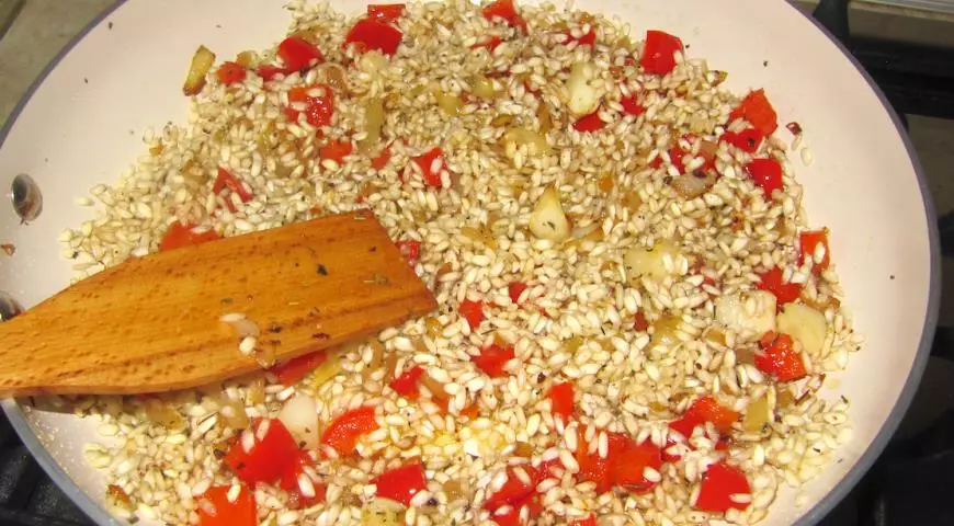 Fry Rice s Oregano a Chili Pepper