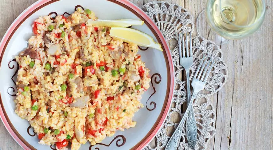 Paella com frango e salsichas