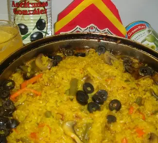 Geméis Paella mat Omilli (De Hortalizas Paella con Las Aceitunas)