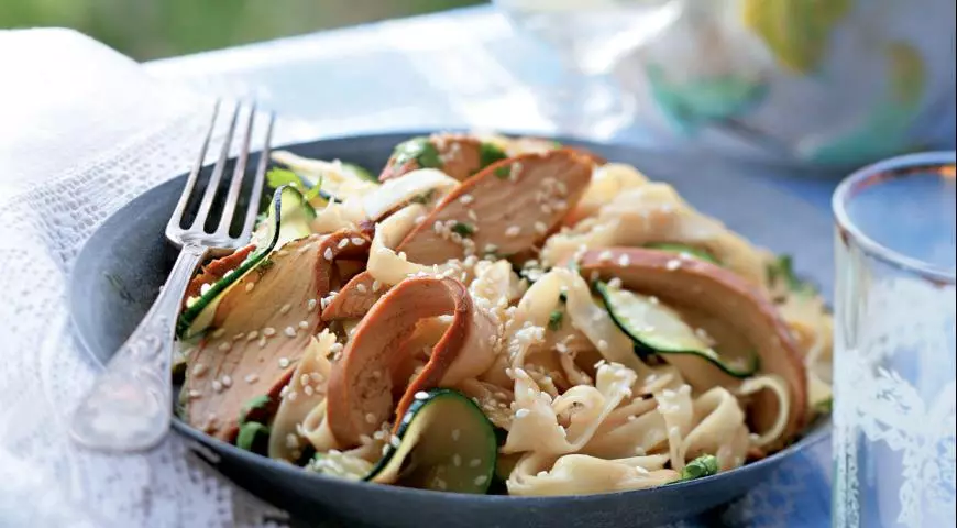 Duck breast, squeezed on a tea sheet, with noodle