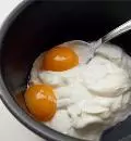 Cooking the fill for the cake, mix yolks and sour cream