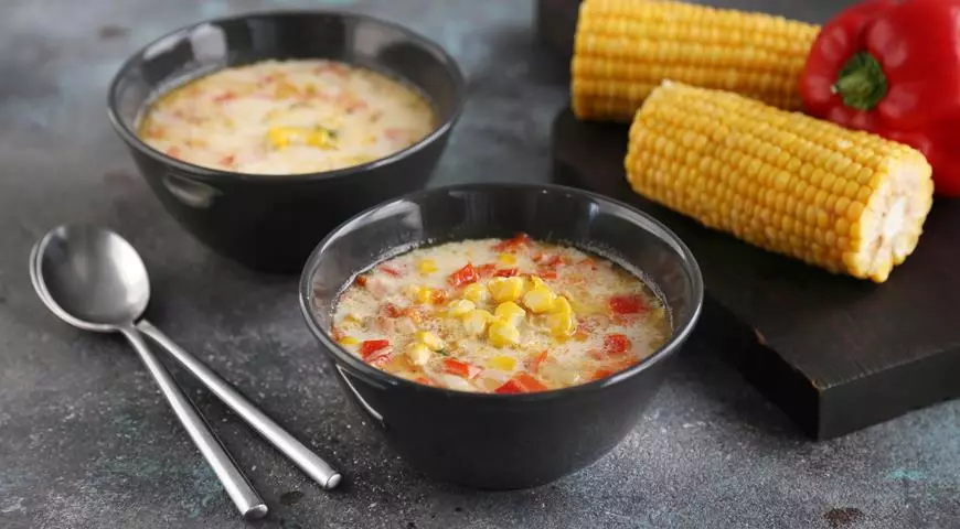 Zuppa di mais sulla griglia e patate al forno