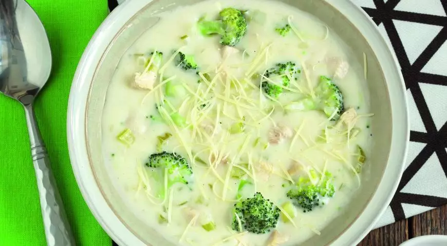 Brokolická polievka, zemiaky a kurča