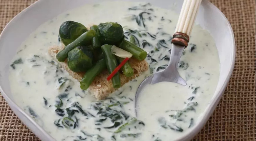 Spenat och grön grönsaks soppa