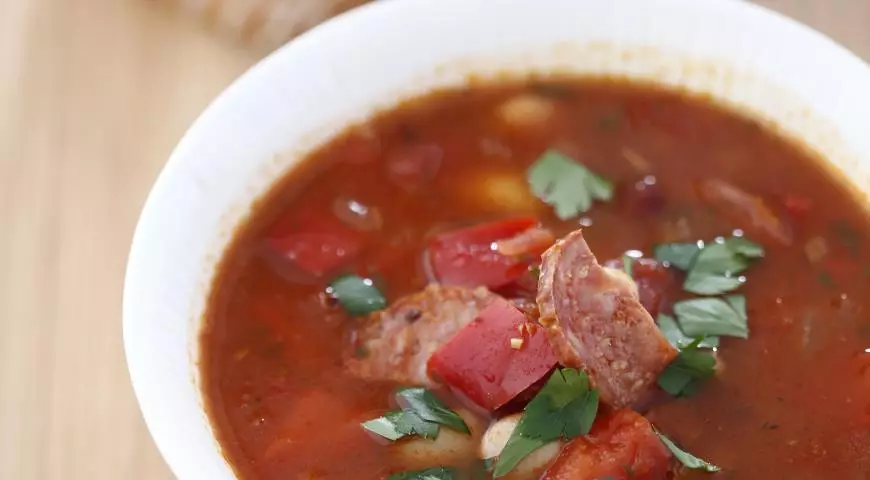 Soupe épaisse avec haricots et chorizo