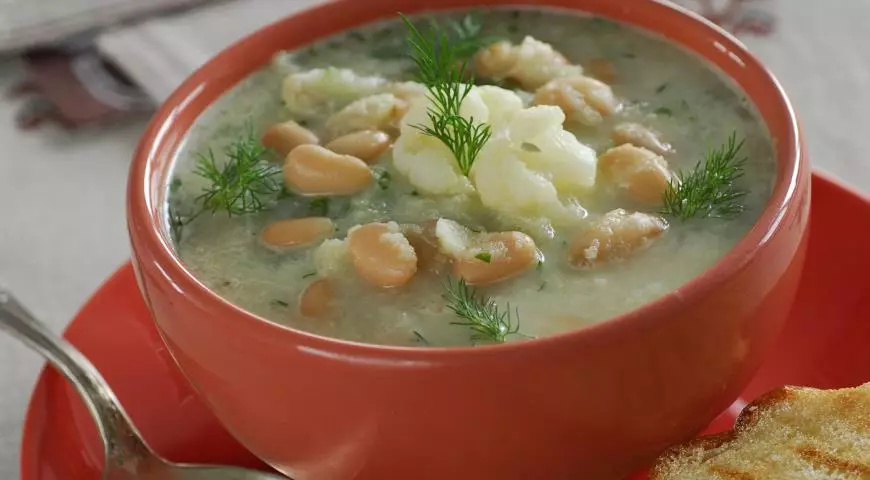 Sopa de la coliflor y frijoles blancos.