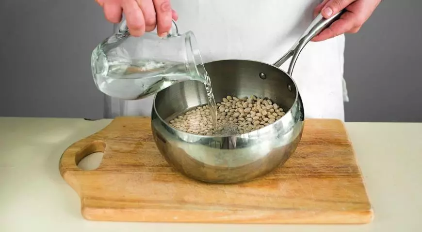 Foto de la preparación de una receta: un ragu de colas bovinas, paso número 1