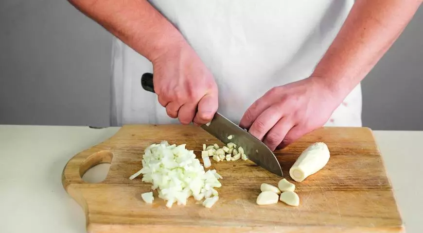 Foto de la preparación de una receta: un guiso de bulltails, paso número 2