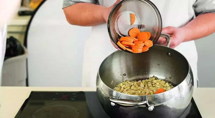 Foto de la preparación de una receta: un guiso de bulltails, paso №4