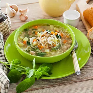 minestrin مع الشعير و Sage في طباخ بطيء