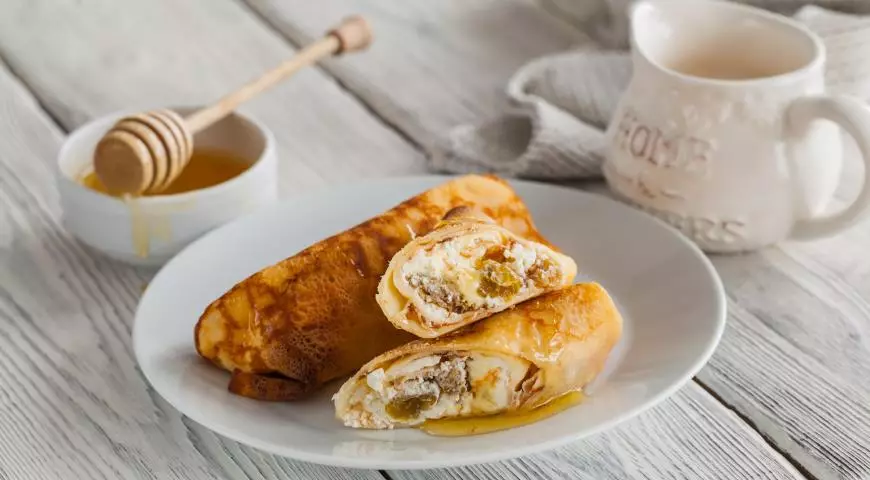 Pancakes pri lakta ŝaŭmo, kun doma fromaĝo 2