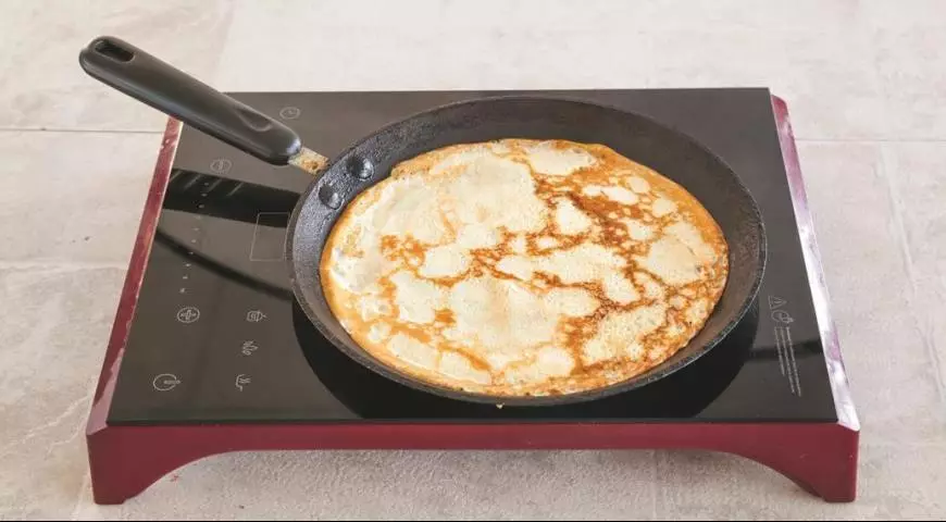 Girma girke-girke na girke-girke na dafa abinci na hoto, pancakes a madara madara, tare da gida cuku, Mataki na Matsi na 2