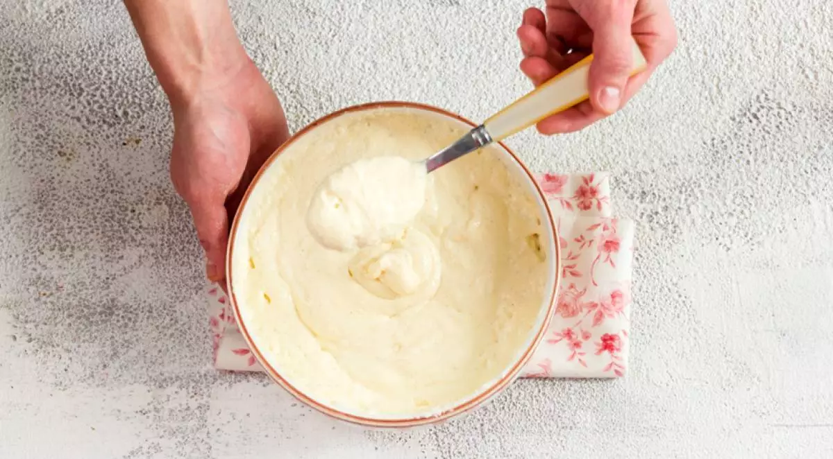 Roinn mais ullmhaithe le haghaidh casserole cáis teachín