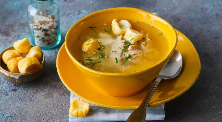 Пилешка супа со кнедли