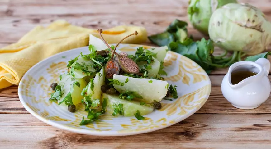 Sallatë e ngrohtë nga kohlrabi me kaperët dhe cilantro