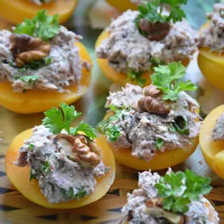 Tuna mousse ing apricots