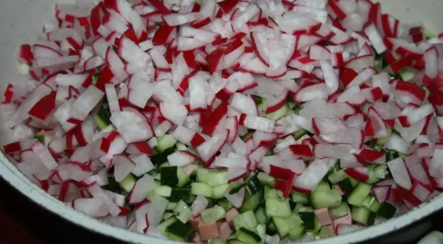 Fint kutt ingredienser for okroshka