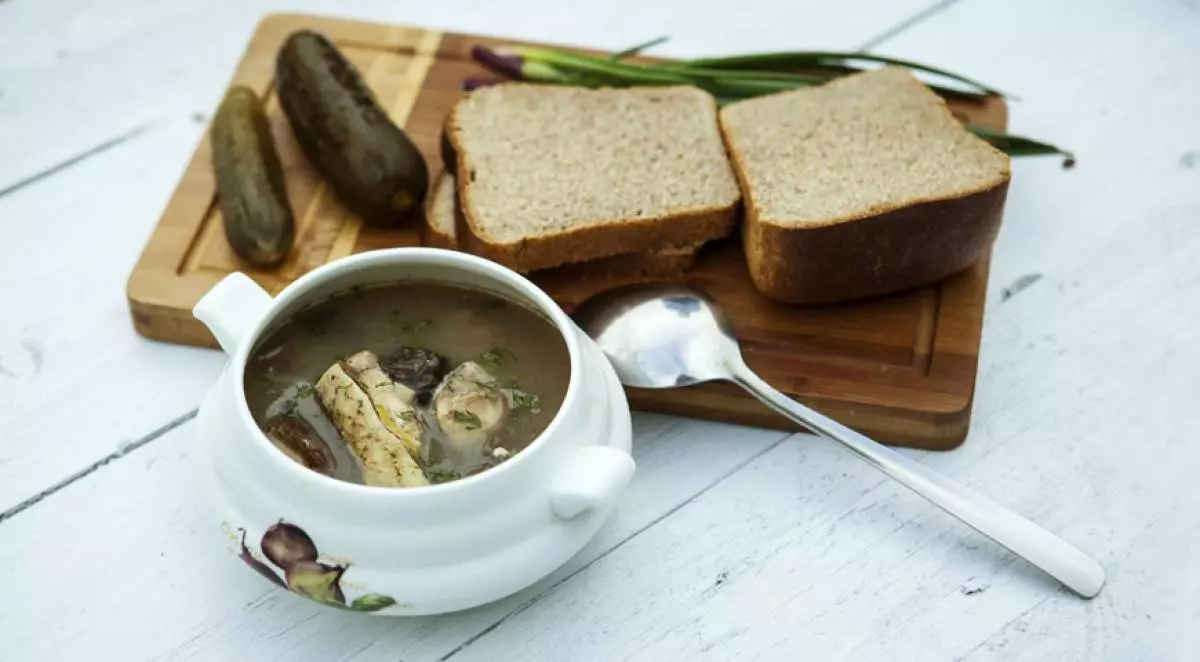 Sīpoli ir smalki sagriezti. Cept sīpolus ar olīveļļu, lai gaiši zelta krāsu. Saldie pipari sagriež uz pusēm, noņemiet starpsienas un sēklas. Viens piparu sloksnes. 21311_7