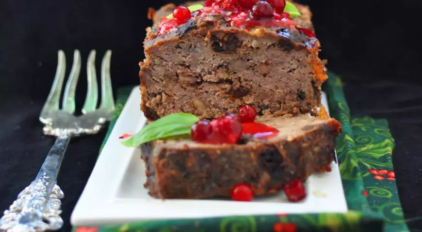 Kjøtt terrine med svisker, portvin og valnøtter