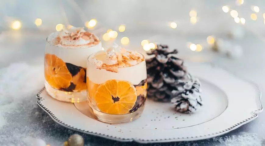 Sahnedessert mit Mandarinen und getrockneten Früchten