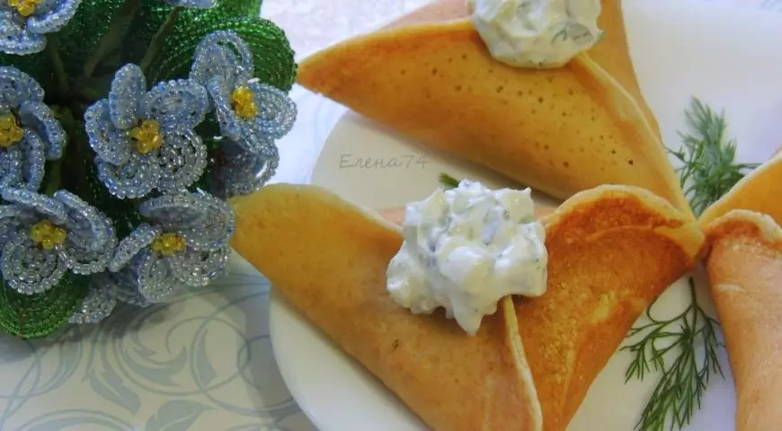 Pinquitoes dia pancakes miaraka amin'ny akoho-holatra sy saosy